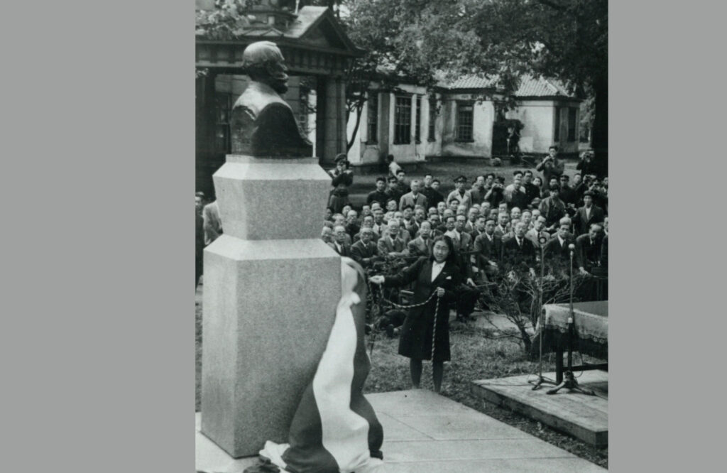 北大風景今昔02「クラーク胸像」 – 北海道大学創基150周年記念ウェブサイト